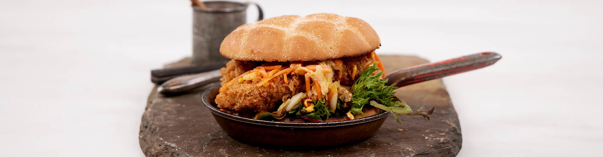 Crispy kyllinbuger med kimchi